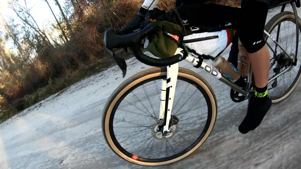 Vee Tire Co. Rocket Man Gravel Bike Tire (Tyre) Review: 700c x 44mm ...